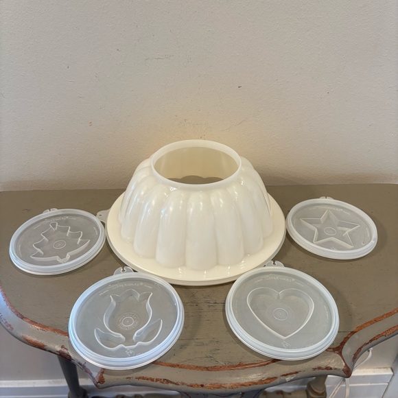 Tupperware | Kitchen | Vtg Tupperware Jello Molds With Four Shape Lids ...